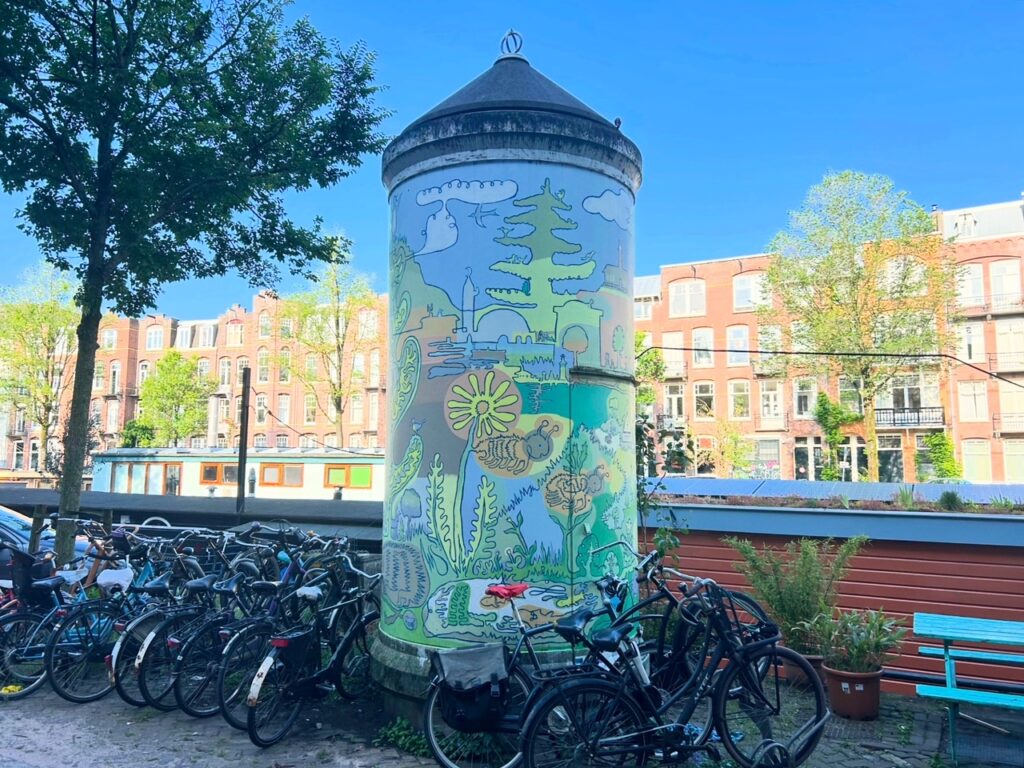 Mysterie: waarvoor zijn die grote zuilen aan Amsterdamse grachten ...