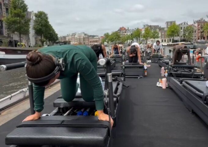 Wil je zien! In Amsterdam doen mensen pilates op straat én het water ...