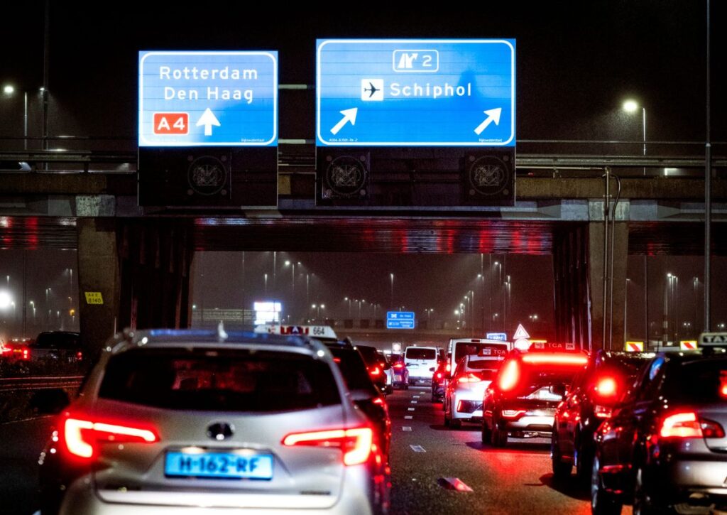 Besparen! Vanaf 12 juli reizen kinderen gratis met het ov in Amsterdam ...