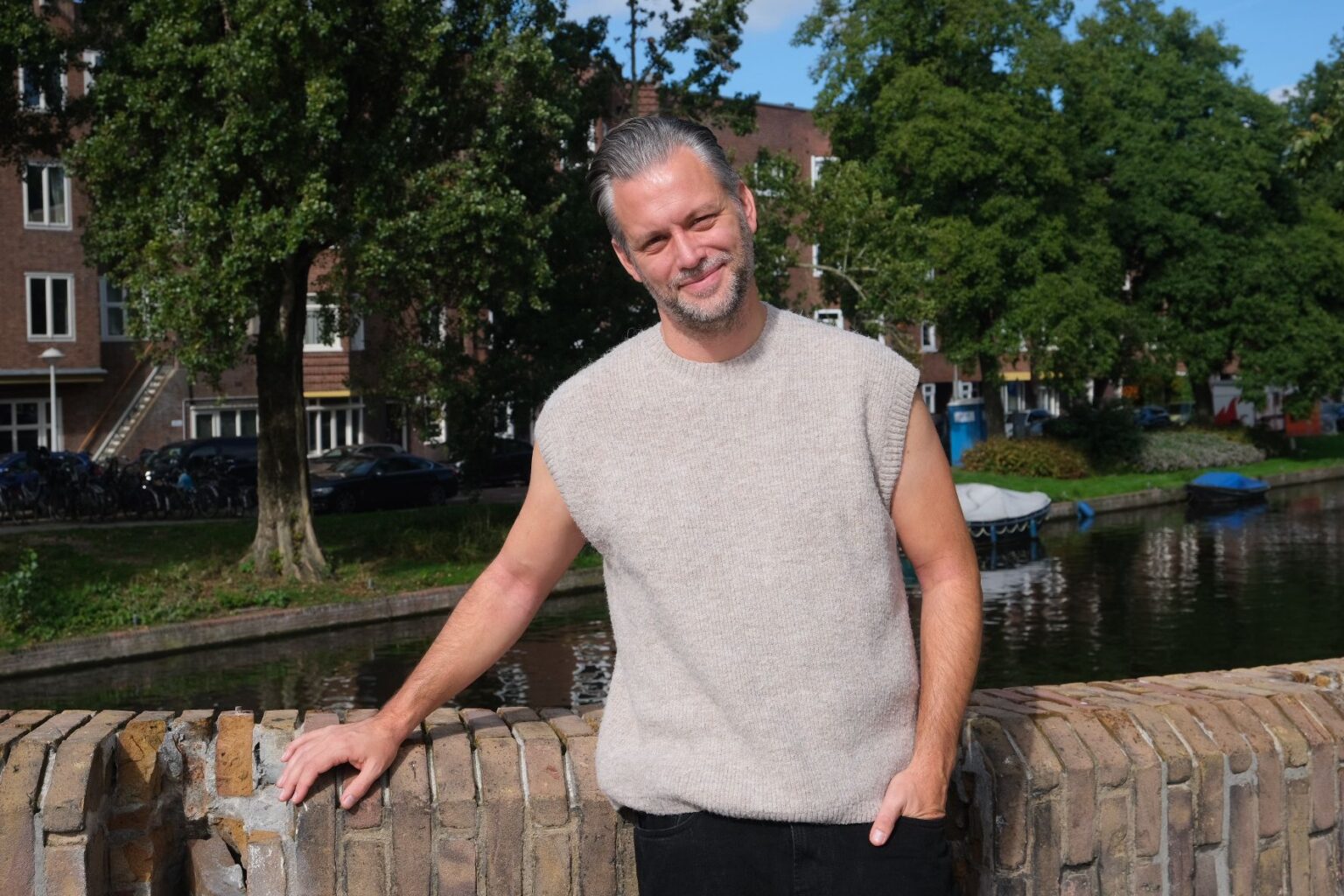 Schrijver Kevin Hassing over zijn werk en Expeditie Robinson: 'Niet ...