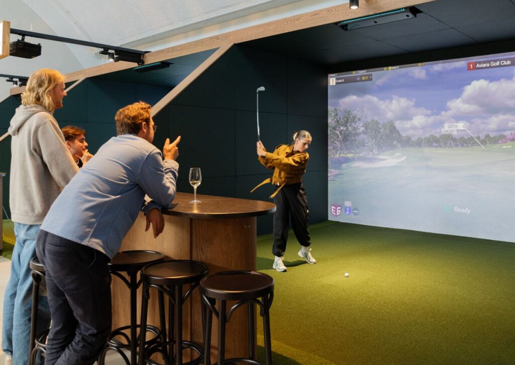 Birdies en borrels: je kunt sinds kort binnen golfen in het Schinkel ...