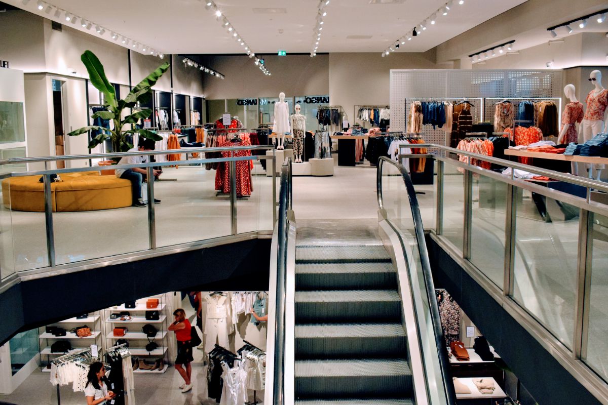 De nieuwe MANGO Megastore is open en zo ziet hij eruit: - indebuurt ...