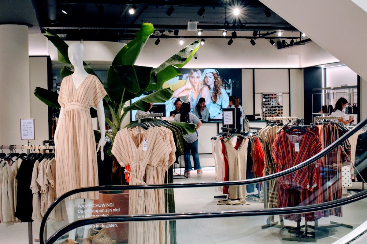 De nieuwe MANGO Megastore is open en zo ziet hij eruit: - indebuurt ...