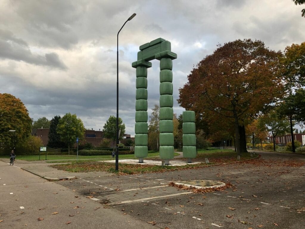 Nieuw kunstwerk: 'Poort' van 'hooibalen' symboliseert Matenpoort ...