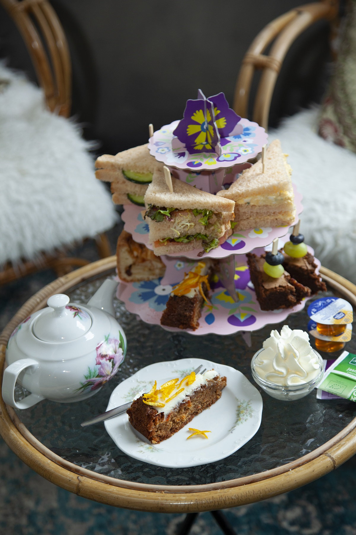 Deze high tea is megapopulair in Apeldoorn en kun je nu ook thuis laten ...