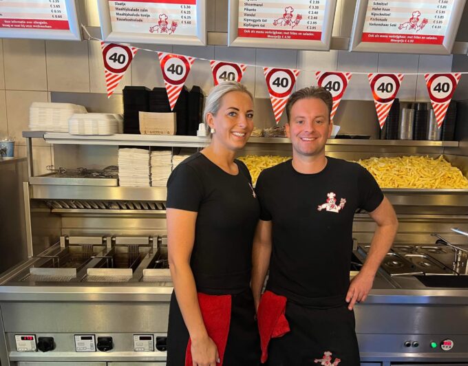Snackbar 't Bikkertje in Ugchelen viert 40-jarig bestaan met frikandellen voor 40 cent en meer ...