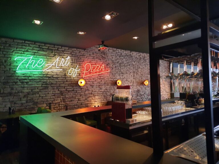 Bij Crazy Italian in Apeldoorn eet je pizzabodems in de Italiaanse ...