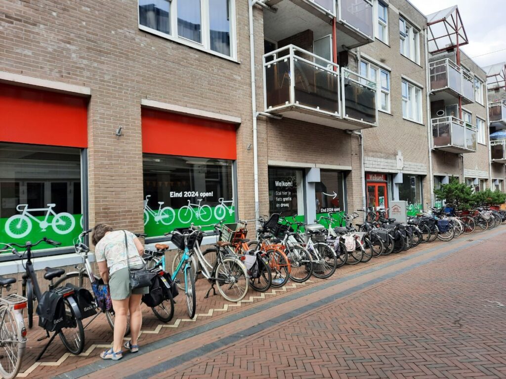 Nieuwe fietsenstalling opent in oude Bristol-pand Mariastraat ...