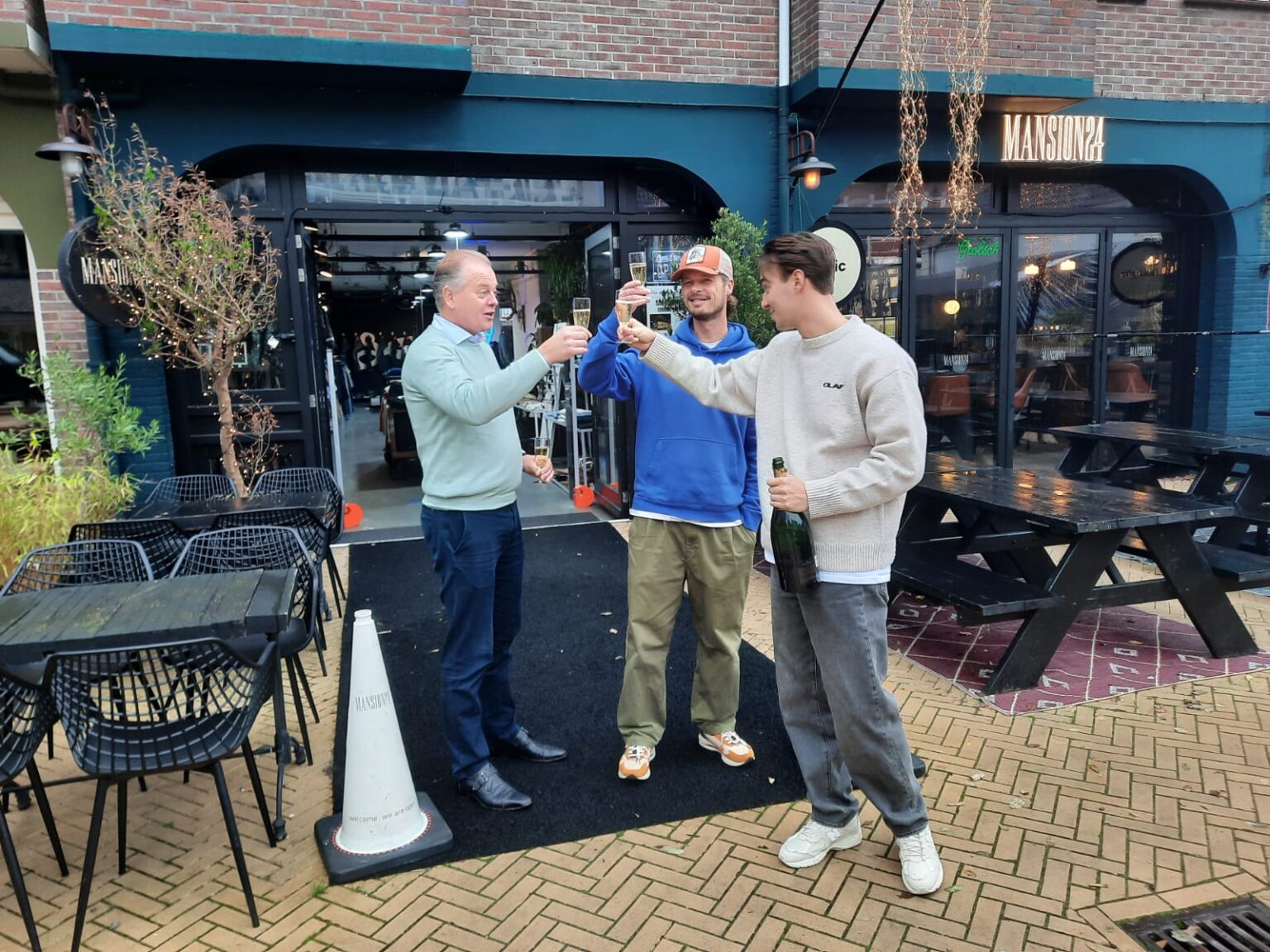 Dennis' (25) reclamebureau Mr Boost komt naar Leienplein en opent ook café - indebuurt Apeldoorn