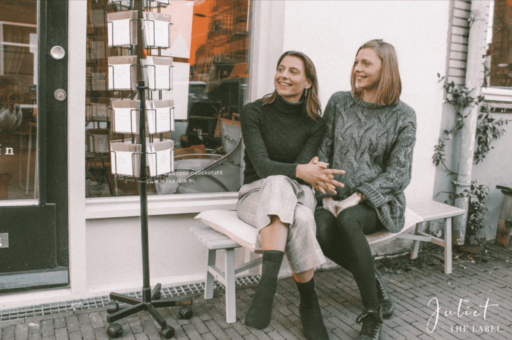 Lisa en Marijn van IKPAKJEIN ontwerpen kaarten: 'Een paar woorden zijn ...