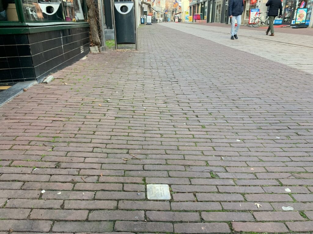 Mysterie: wat doen die glimmende ‘struikelstenen’ in de stad ...