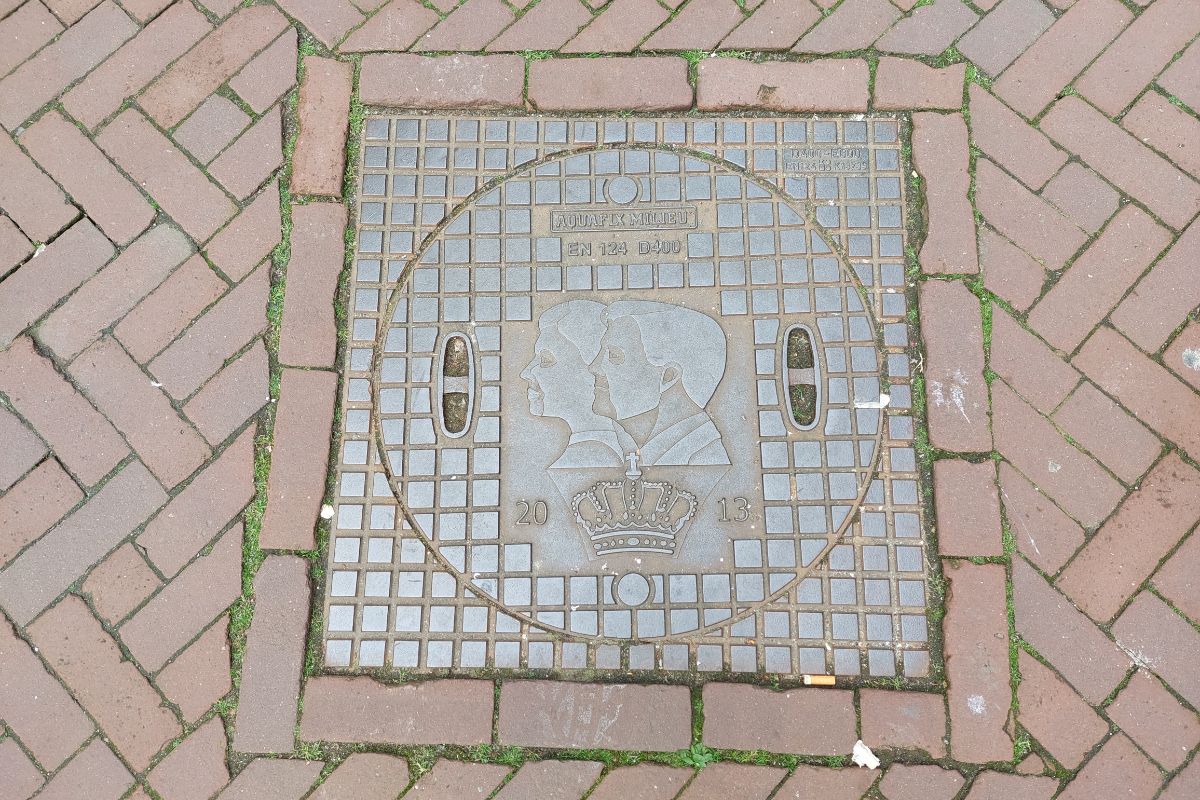 Dit doen Willem-Alexander en Máxima op een putdeksel in Arnhem