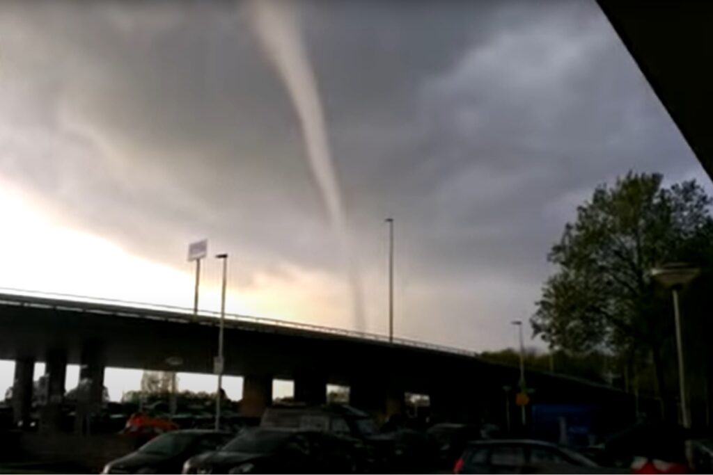 Toen in Arnhem een windhoos over de Blauwe Golven raasde