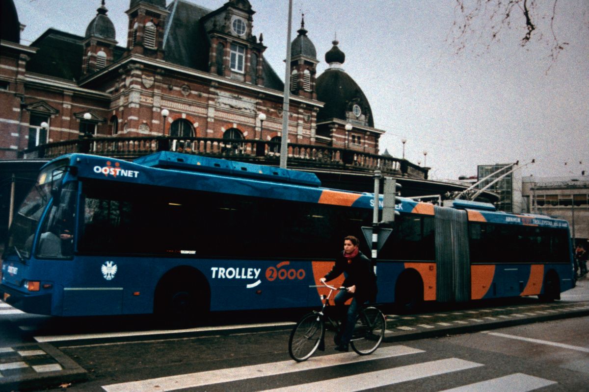 Blauwe trolleybussen verdwijnen uit Arnhem: 13 x foto's van weleer