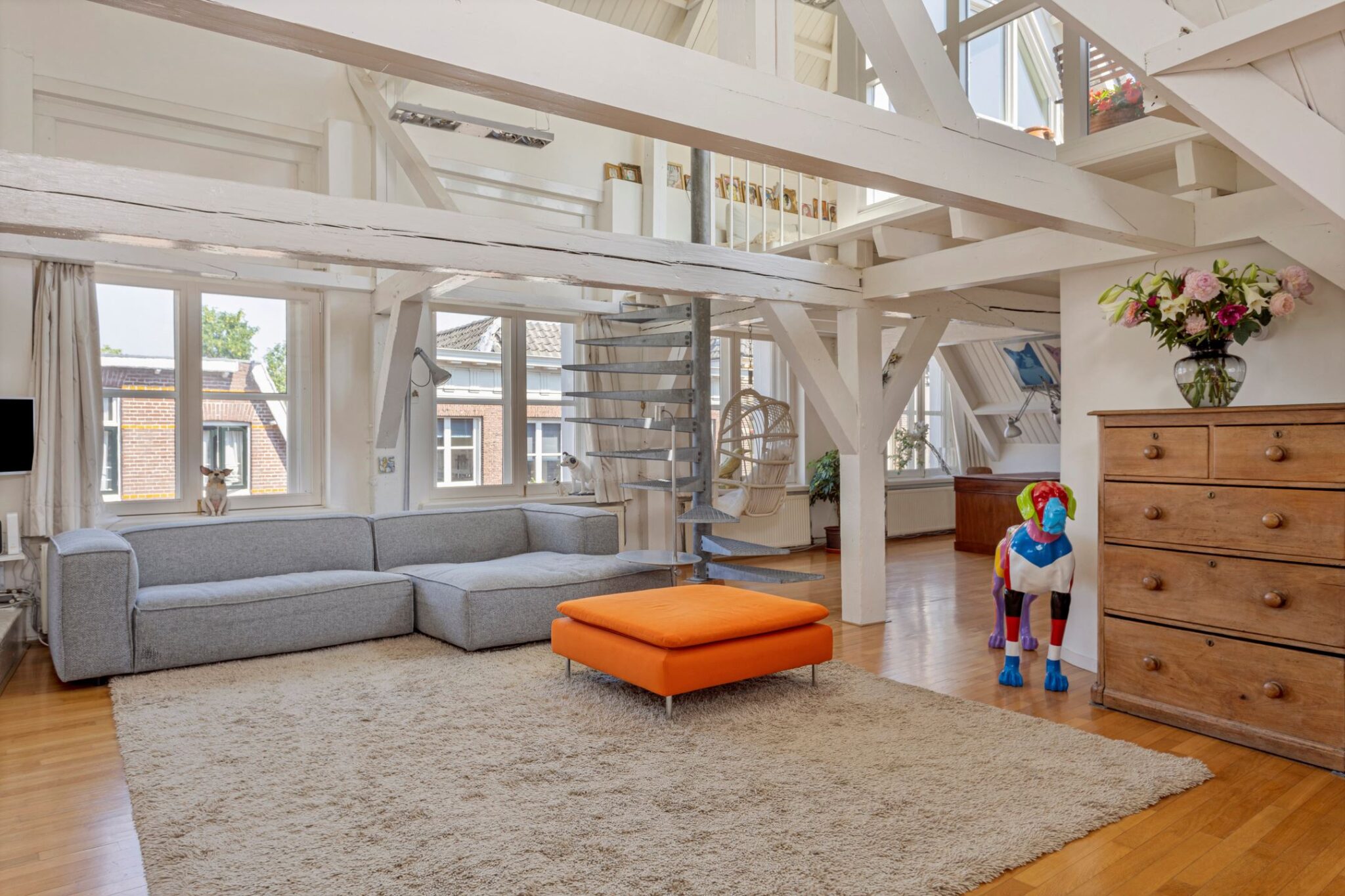 Parel van Funda:100 jaar oude loft met balkenplafond in Arnhem