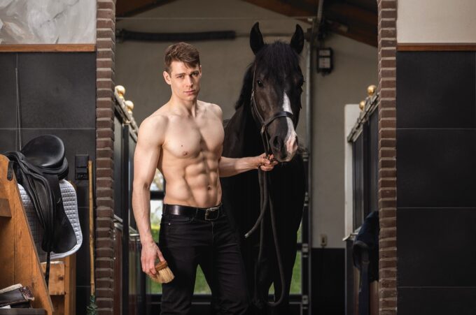 Model Arnold over de Horse & Hunk-kalender: 'Paard was best wild'