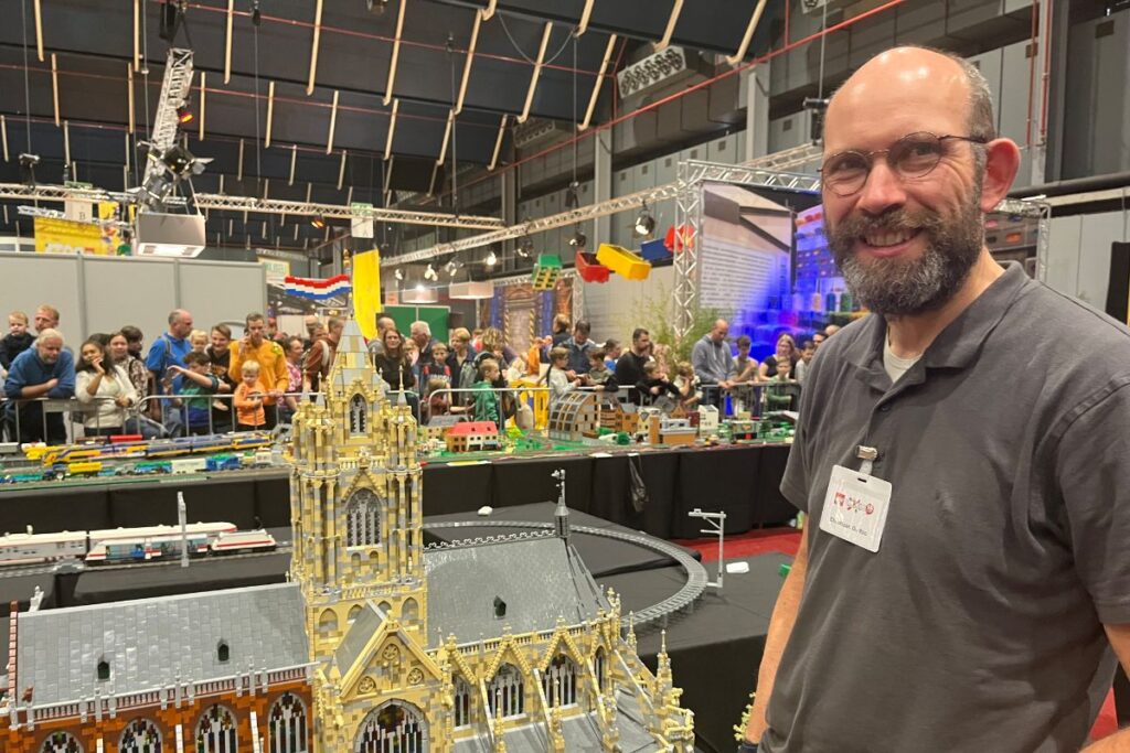 Christiaan de Roo staat met enorm bouwwerk op de Legobeurs