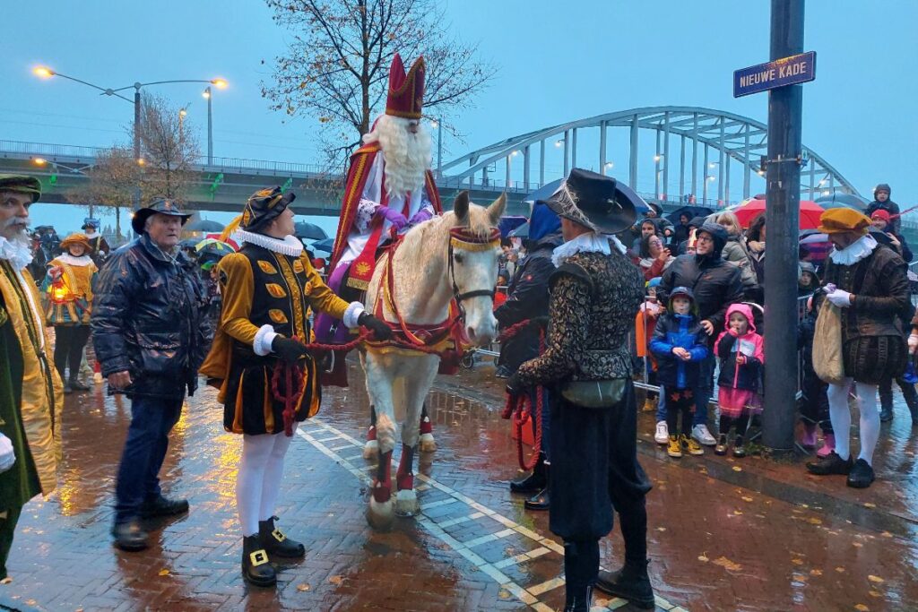 Video van de Sinterklaasintocht 2023 aan de Rijnkade in Arnhem