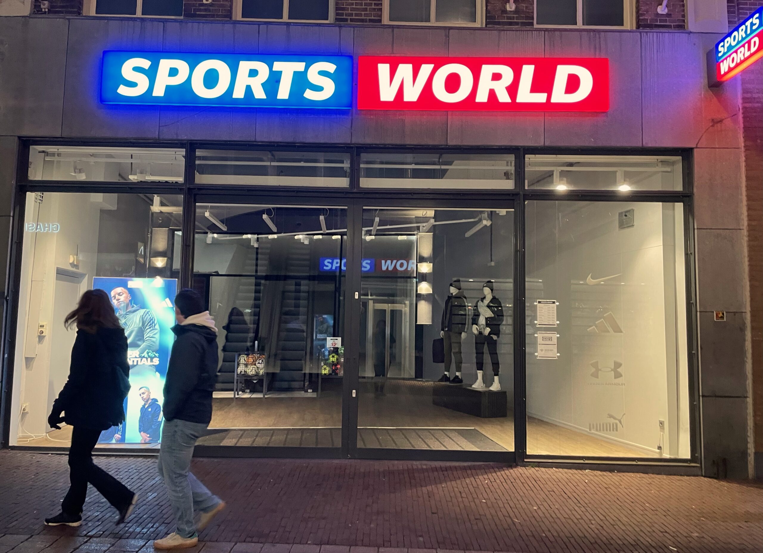 Sportwinkel Sports World vind je in de oude Sprinter in Arnhem