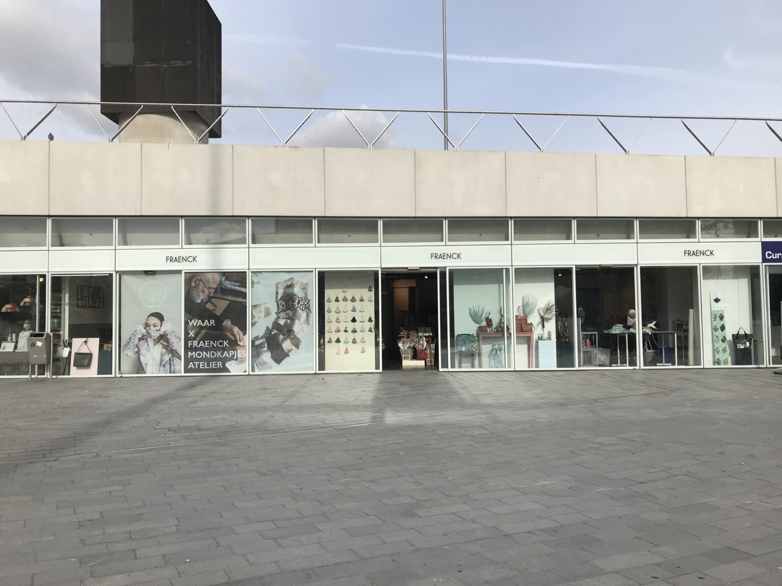 Winkel van Fraenck en Outfit Library Less op station Arnhem sluit