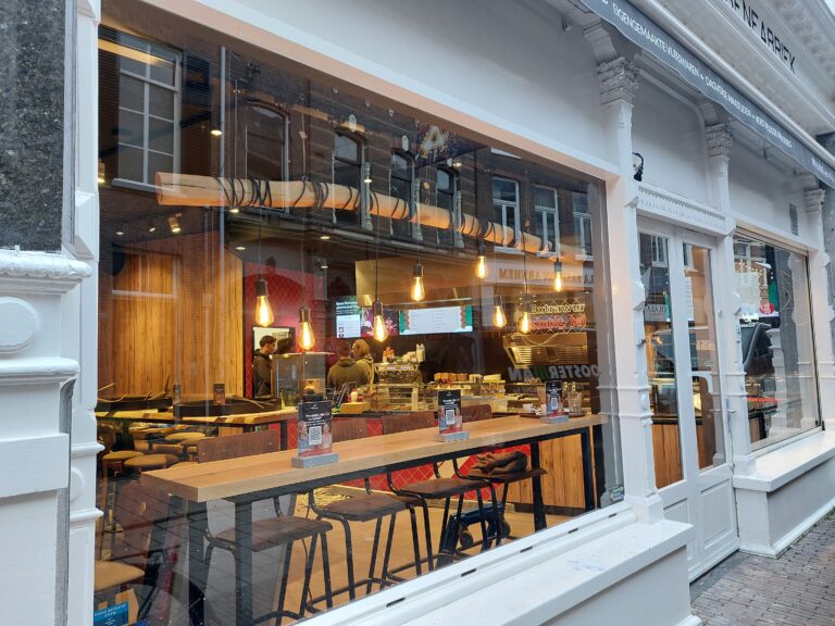 Ingrid opent filiaal Extrawurst in oude slagerij De Haas in Arnhem