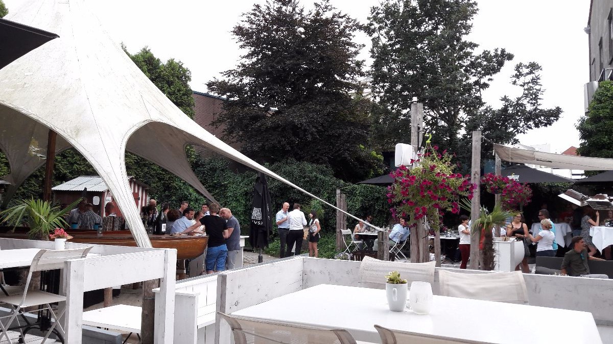 Op een zomerse avond aten we bij Koej: dit vonden we ervan - indebuurt ...