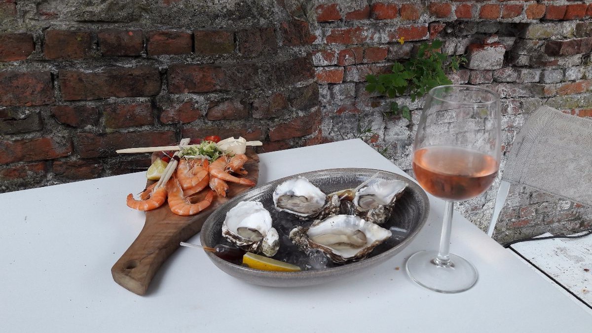 Op een zomerse avond aten we bij Koej: dit vonden we ervan - indebuurt ...