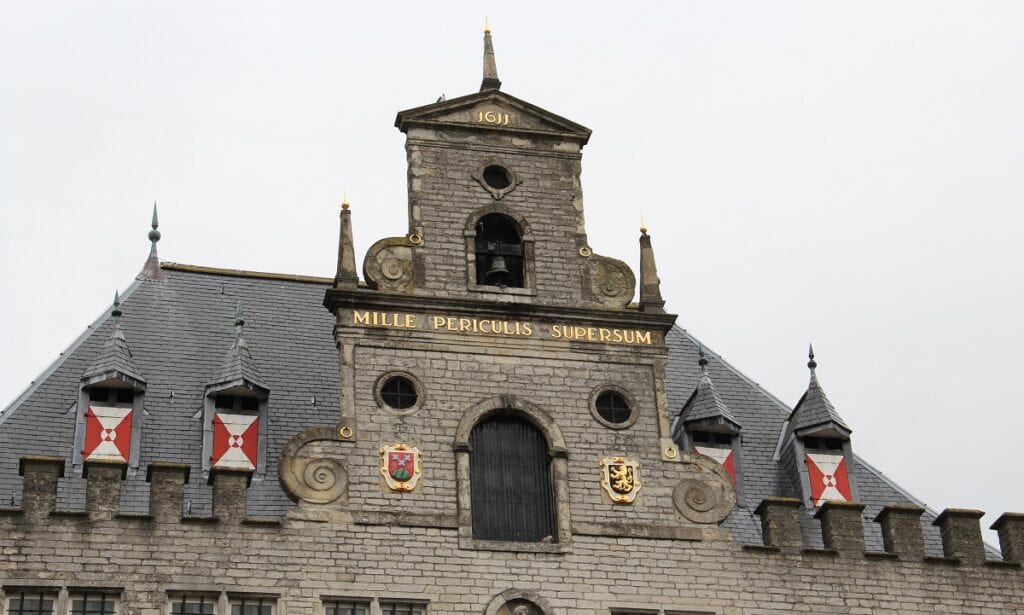 Waarom staat er mille periculis supersum op het stadhuis?