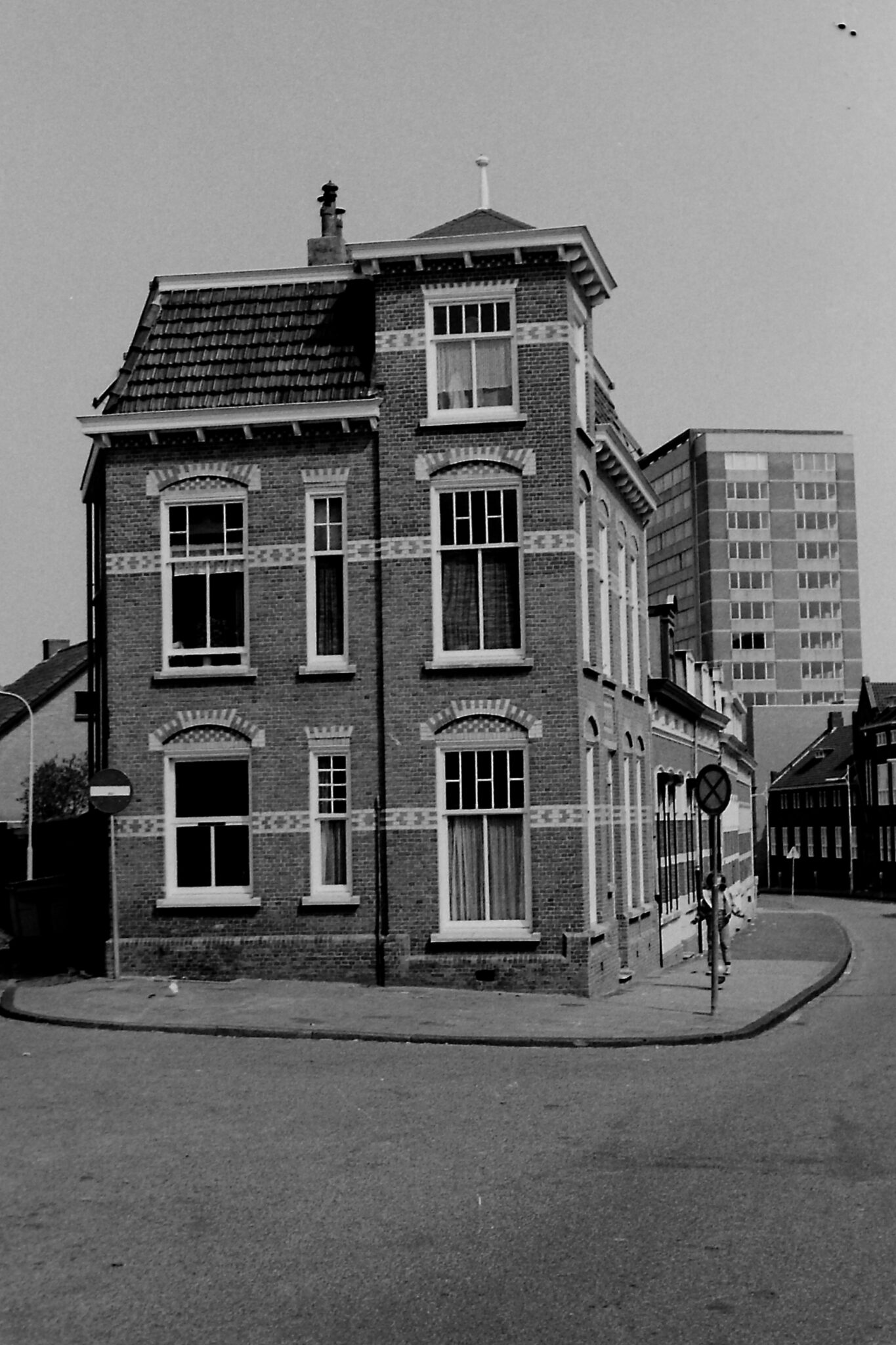 Een straat met vele gezichten: 9 x zo zag de Kloosterstraat er vroeger uit