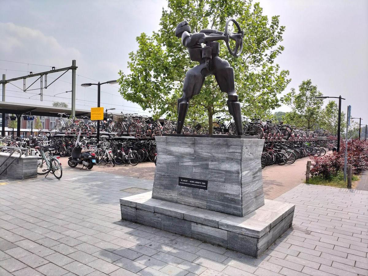 Mysterie: wat is het standbeeld bij het station van Bergen op Zoom?