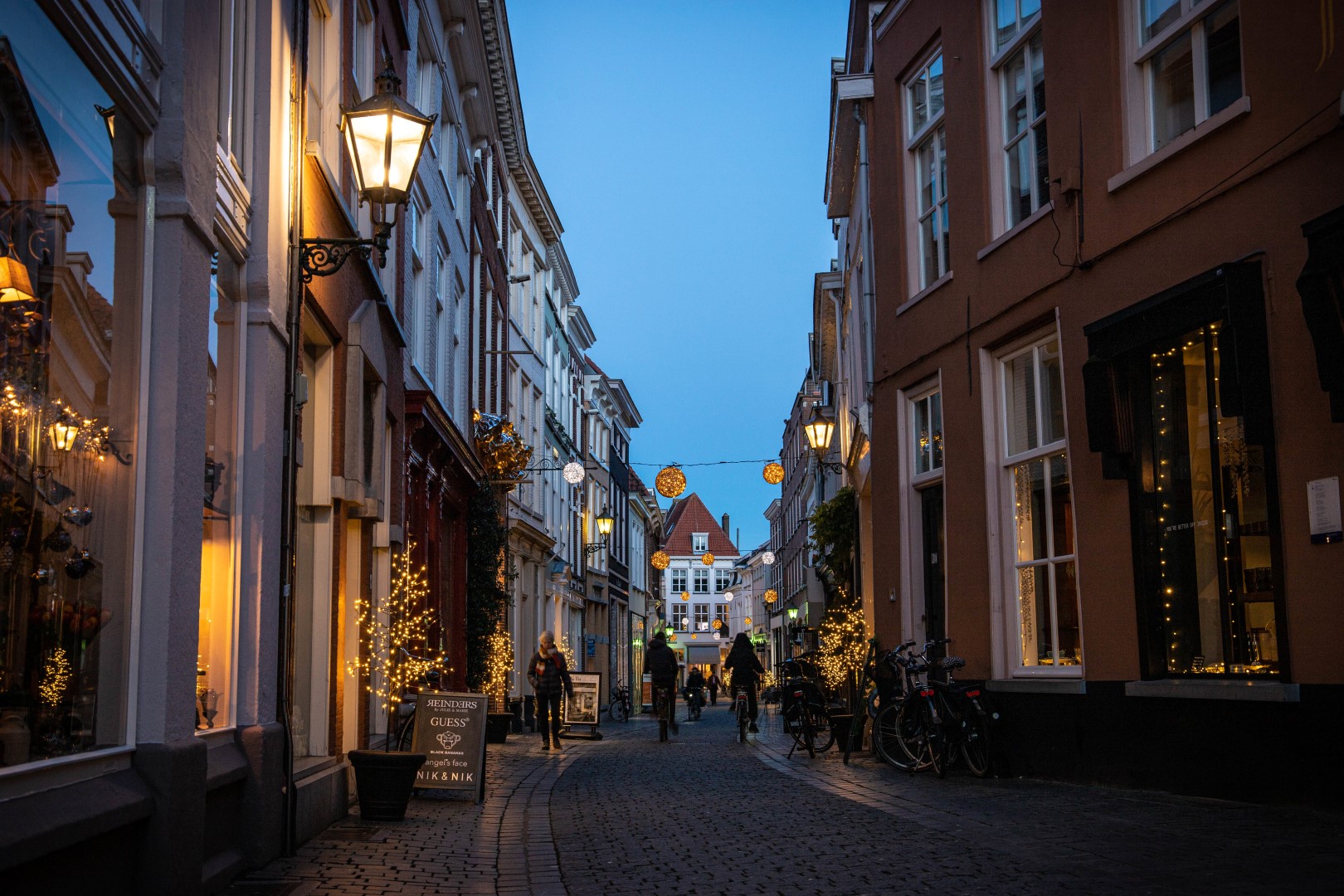 Foto's! De slingers met kerstballen in het centrum van Bergen op Zoom