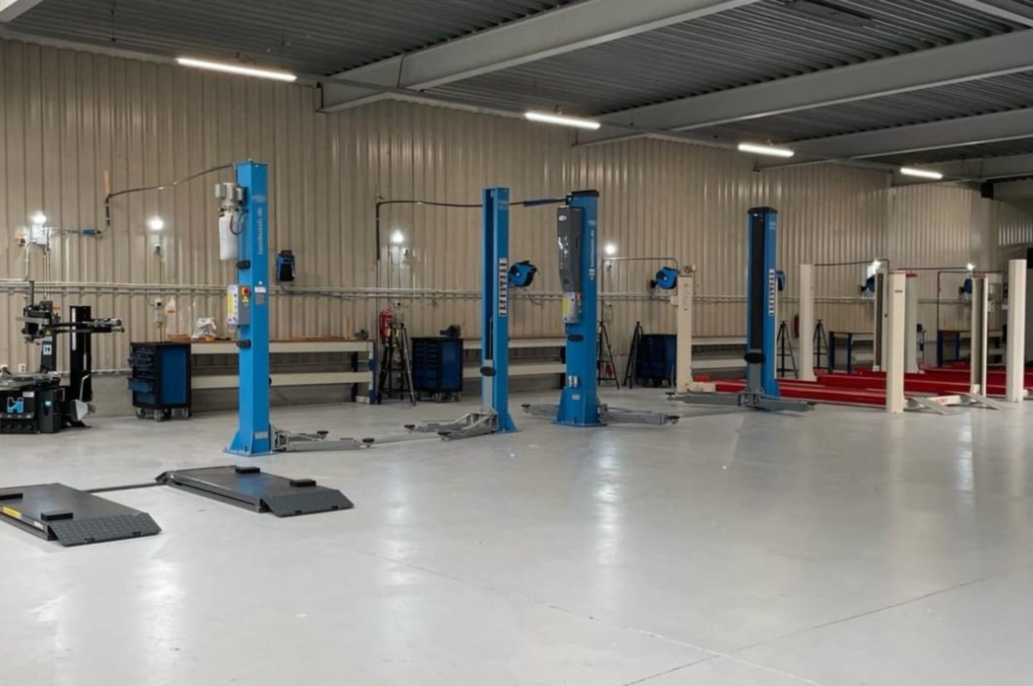 Revolutie! In deze doe-het-zelfgarage kun je súper goedkoop je auto ...