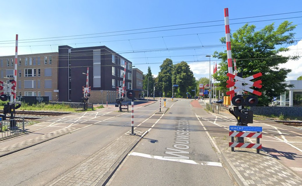 Gezichtsbedrog of staan de overwegbomen bij de Wouwsestraatweg echt een ...