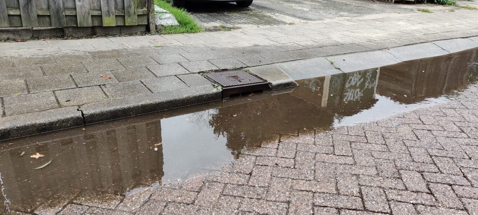 Loopt de regen niet meer weg? Zo meld je dat een put verstopt is ...