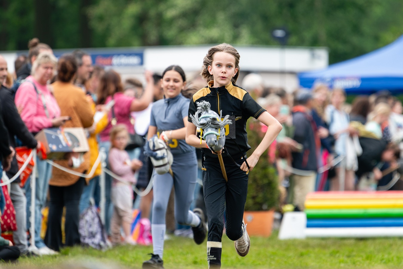 Alle stokpaardjes verzamelen: hier is dit weekend een hobby horse wedstrijd - indebuurt Bergen ...