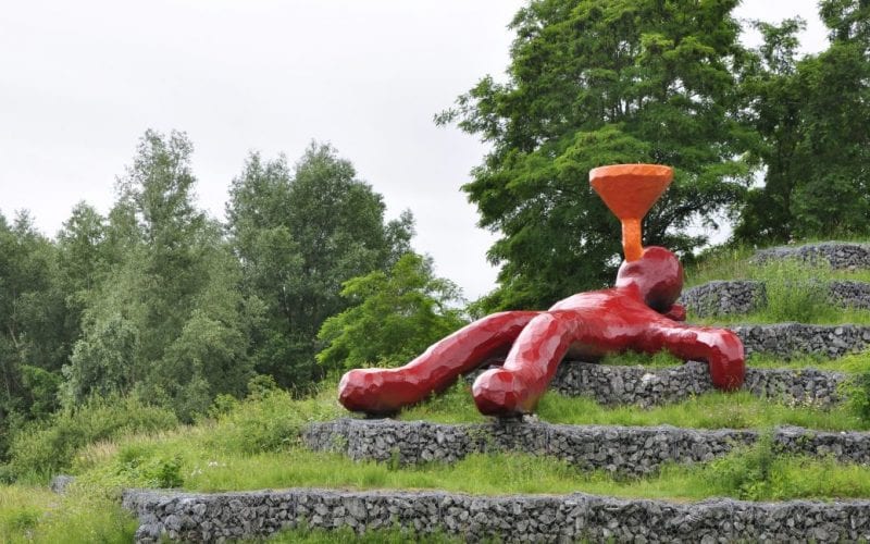 Bredaas mysterie: wat doet die rode man langs de A27? - indebuurt Breda