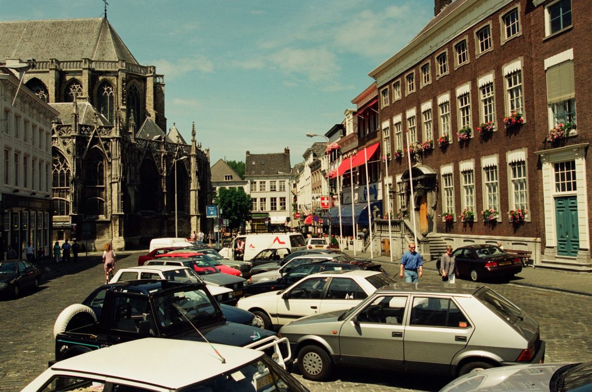 Vroeger, toen er nog auto's mochten parkeren op de Grote Markt ...