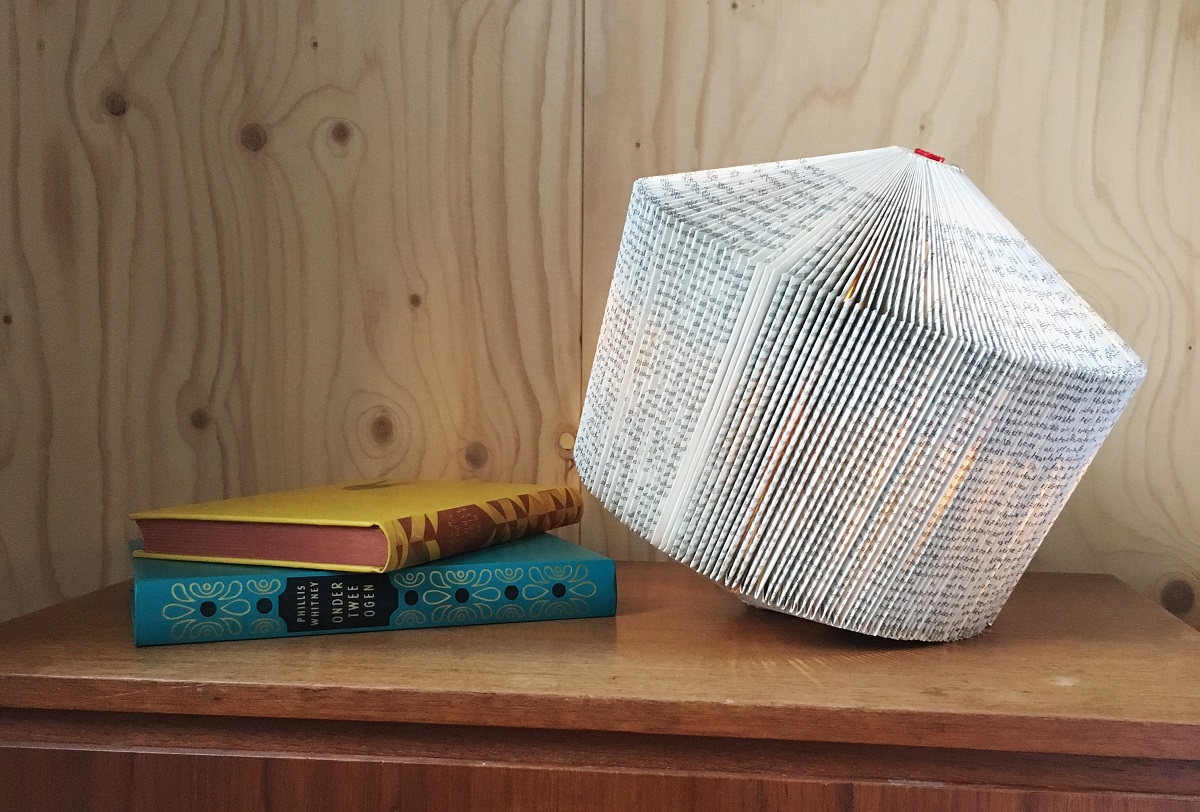 Slecht boek gelezen? De Spullendokter maakt er een eetkamerlamp van!