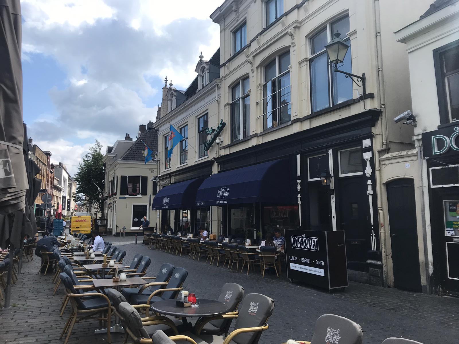 Knus met een boek een kop koffie drinken? Dat kan bij deze 5 cafés in ...