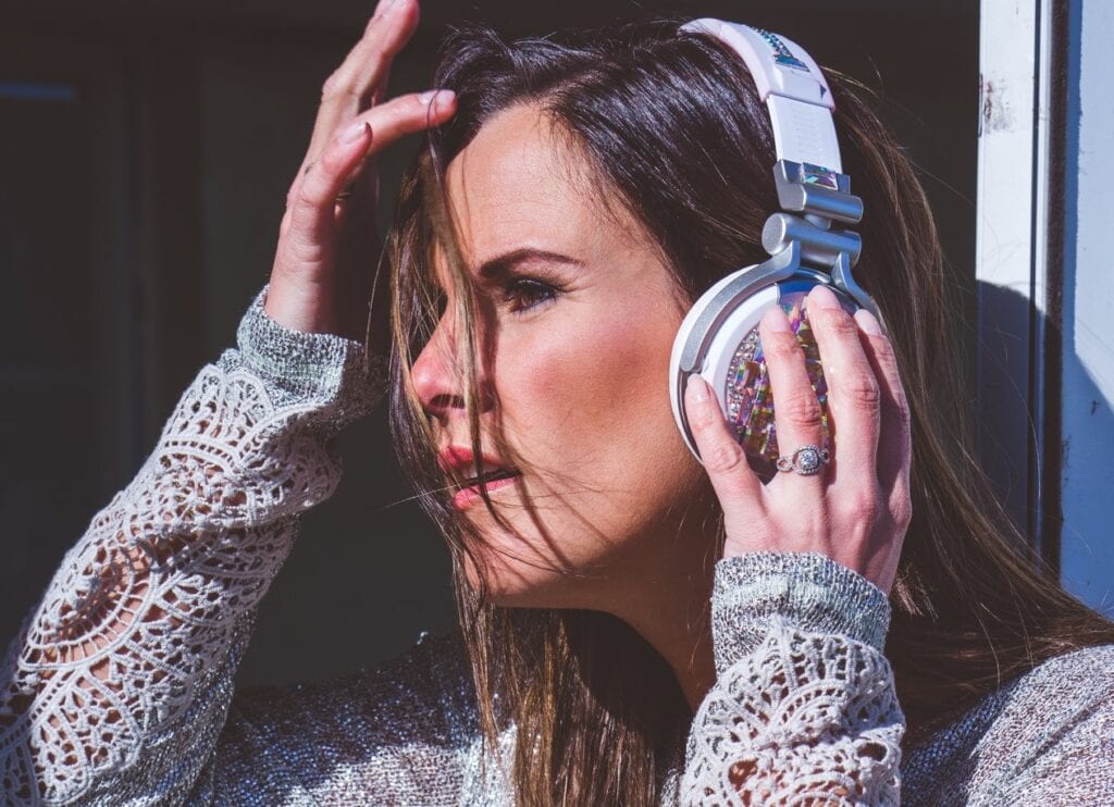 Check dinsdag livestream van dj DINA van Diest: 'Ik wil 'n hart onder ...