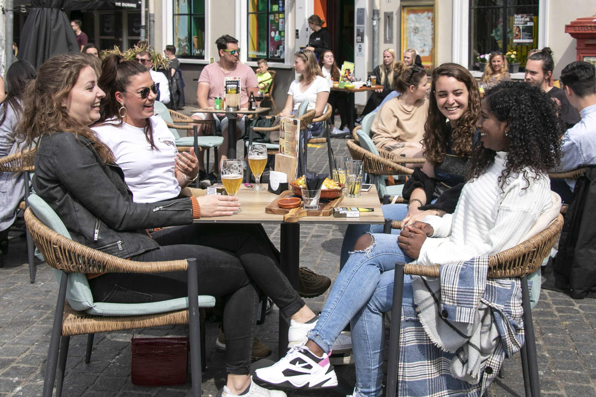 Wie herken jij? Deze 7 types spot je op het terras in Breda