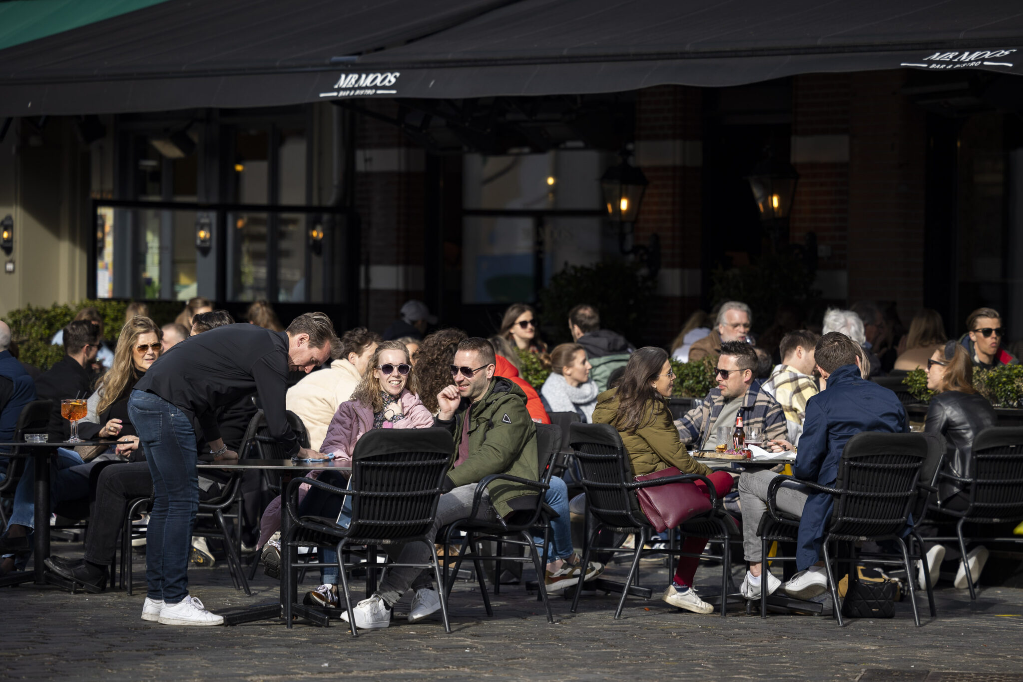Mooie zomeravonden: op deze terrassen zit je lang in de zon - indebuurt ...