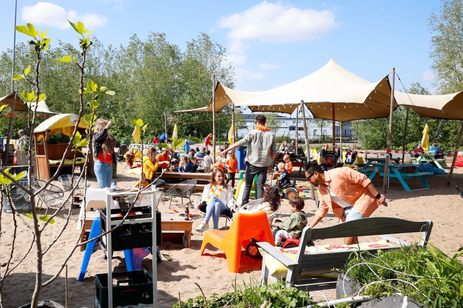 Hier in Breda bezoek je een vrijmarkt op Koningsdag - indebuurt Breda