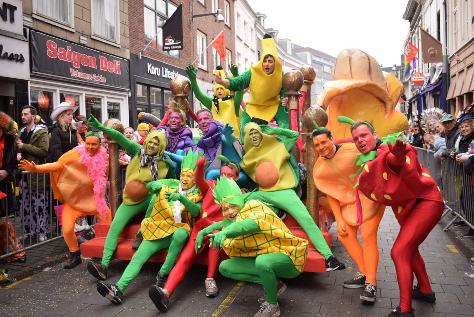 Waanzinnige wagens en goede sfeer: dit was de grote optocht van Breda ...