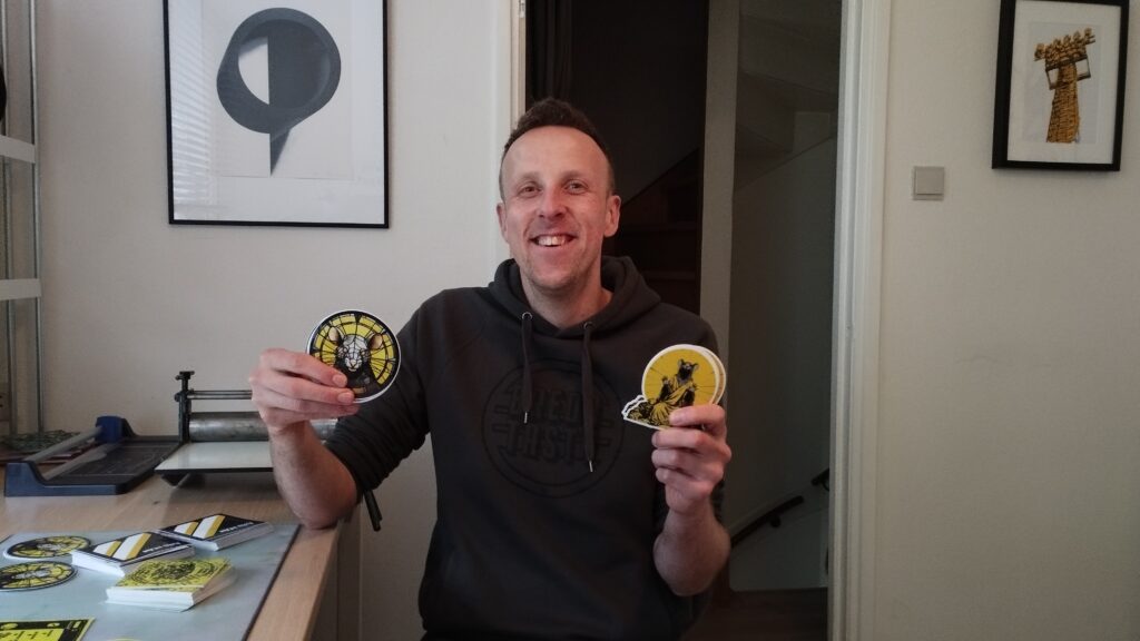 Levien den Boer maakt speciale NAC-stickers: 'Zelfs in Japan vind je ze ...