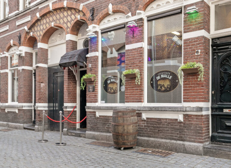 Droom jij van je eigen kroeg? Dit café in de binnenstad van Breda staat ...