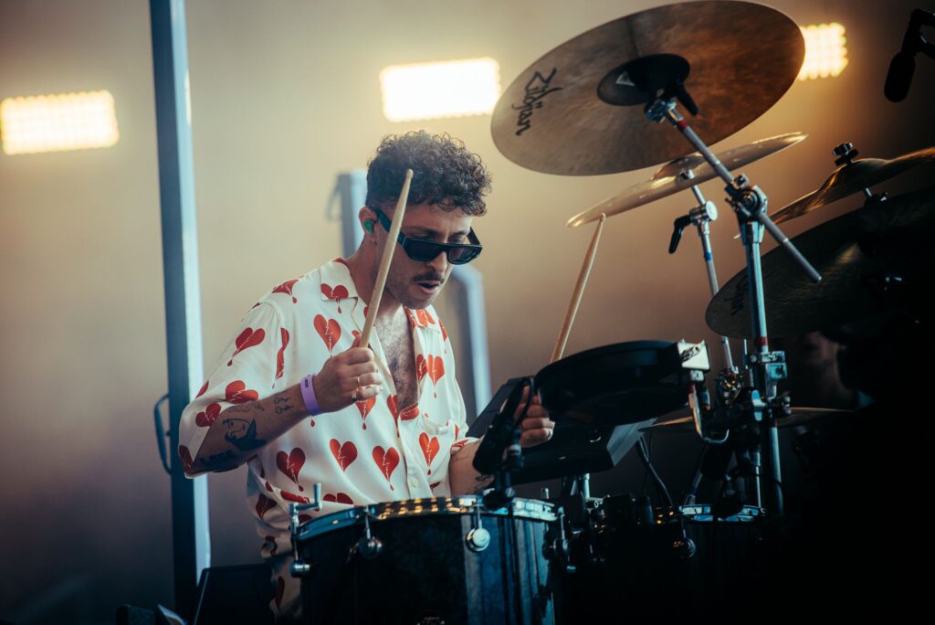 Bredanaar Sharon Zarr leeft op roze wolk als drummer van RONDÉ ...