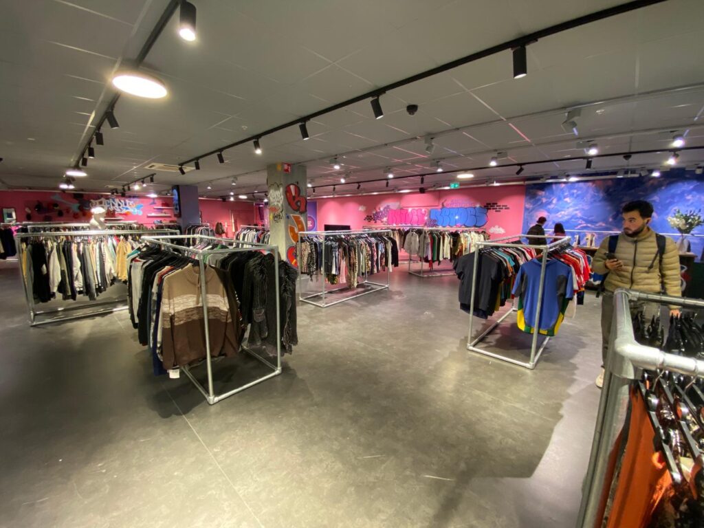 Nieuw in hartje Breda: vintagewinkel Rejoes met kleding, schoenen en ...