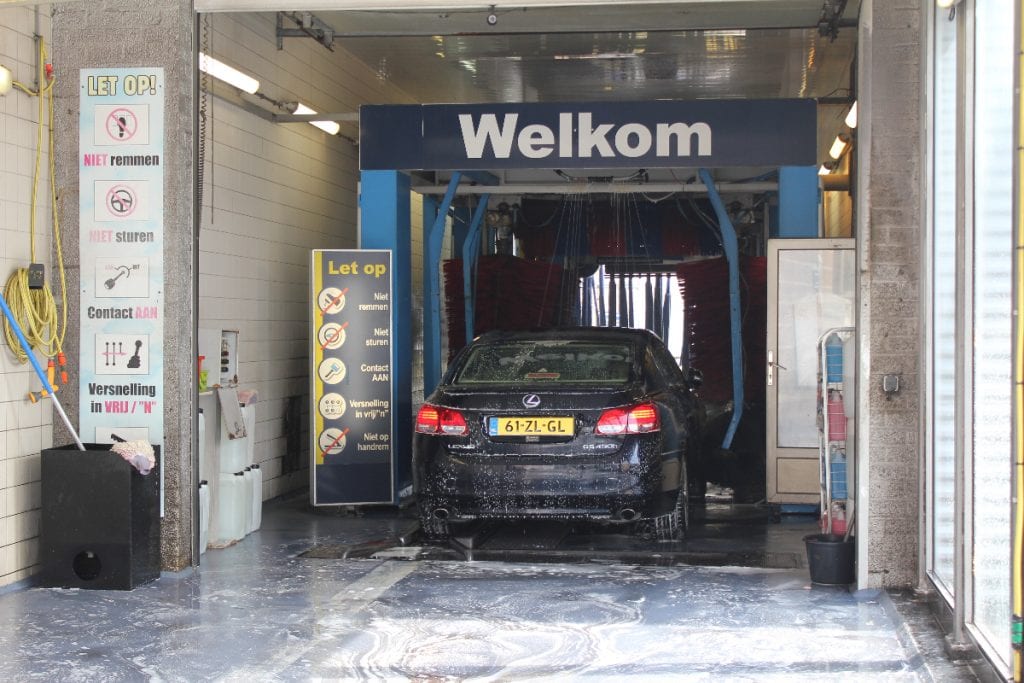 Megadrukte bij de wasstraat door kruit op auto's - indebuurt Delft