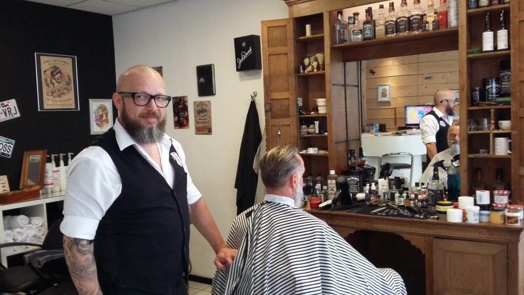 Barbier Evert tut mannen op, maar wel met ballen - indebuurt Delft